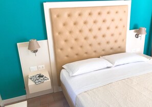 Quarto luxo | Cofres nos quartos, escrivaninha, espaço de trabalho para notebook