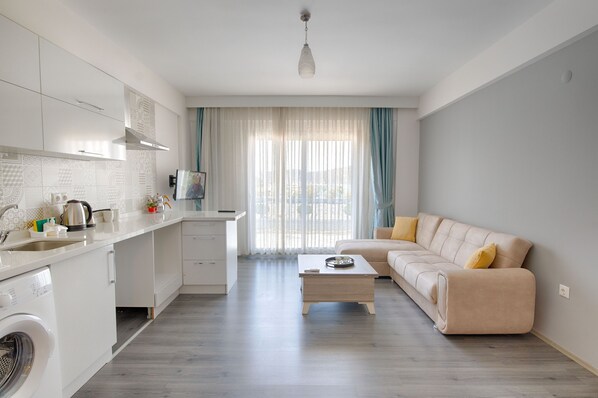 Apartamento Deluxe em Condomínio Fechado, 3 quartos | Sala de estar | Televisor LCD de 102 polegadas com canais via satélite, televisor 