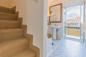 Apartamento, 1 quarto | Casa de banho | Uma combinação polibã/banheira, um secador de cabelo, um bidé 