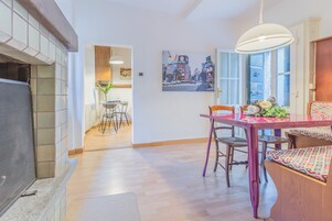 Apartamento, 1 quarto | Refeições no quarto