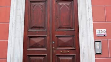 Apartamento, 2 quartos, para fumantes, sacada | Detalhe da fachada