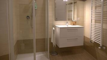 Apartamento, 2 quartos, fumadores, varanda | Casa de banho | Um secador de cabelo, um bidé, toalhas fornecidas, sabão