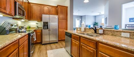 Apartamento em Condomínio Fechado, 3 quartos | Cozinha privada | Um frigorífico, um forno, uma cafeteira/bule, uma torradeira