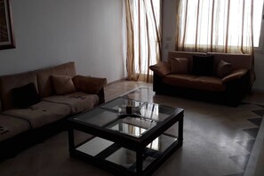 Apartamento, 3 quartos, fumadores, varanda | Sala de estar | Televisor 