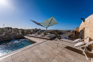 Piscina externa, funciona das 10h às 17h, guarda-sóis, espreguiçadeiras