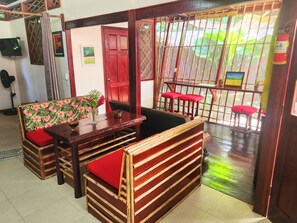 Casa, 2 quartos, pátio, vista para o jardim | Sala