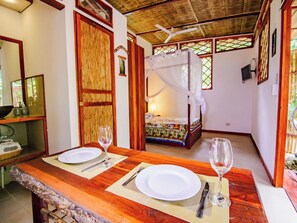 Casa, 2 quartos, pátio, vista para o jardim | Sala de jantar