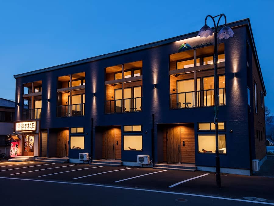 Fachada do alojamento (tarde/noite)