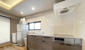 Apartamento Exclusivo em Condomínio Fechado, 4 quartos (7F) | Cozinha privada | Um frigorífico, um micro-ondas, uma placa de cozinha, uma torradeira 