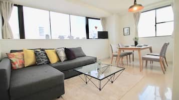 Condo, 2 quartos (301) | Área de estar | TV