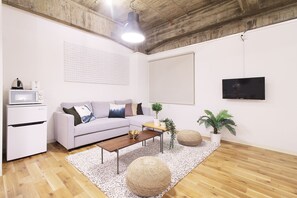 Apartamento em Condomínio Fechado, 1 quarto (402) | Sala de estar | Televisor