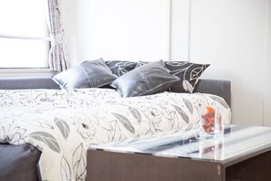 Apartamento em Condomínio Fechado, 1 quarto (201) | Com decoração personalizada, com mobília individualizada, secretária 