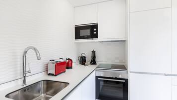 Estúdio Design | Cozinha privada | Um frigorífico, um micro-ondas, um forno, uma placa de cozinha