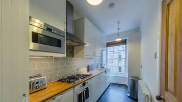 Apartamento | Cozinha privada | Um frigorífico, um micro-ondas, um forno, uma placa de cozinha