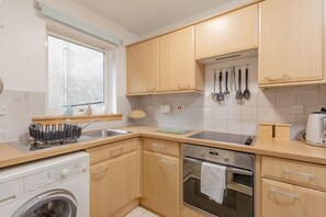 Apartamento | Cozinha privada | Geladeira, micro-ondas, fogão, cooktop