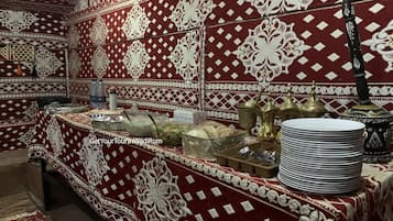 Pequeno-almoço continental diário (5 JOD por pessoa)