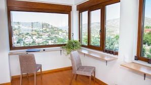 Villa, vários quartos | Sala de estar | TV de ecrã plano, lareira