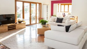Villa, vários quartos | Sala | TV de ecrã plano, lareira