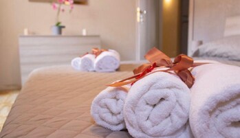 Quarto casal (Velia) | Individualmente decorados, Wi-Fi de cortesia, roupa de cama