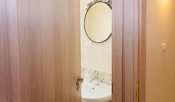 Quarto Duplo (Velia) | Casa de banho | Um polibã, artigos de higiene pessoal grátis, um secador de cabelo