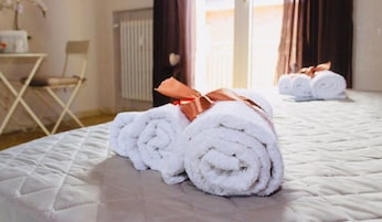 Quarto Duplo (Velia) | Wi-fi grátis, com decoração personalizada, roupa de cama fornecida