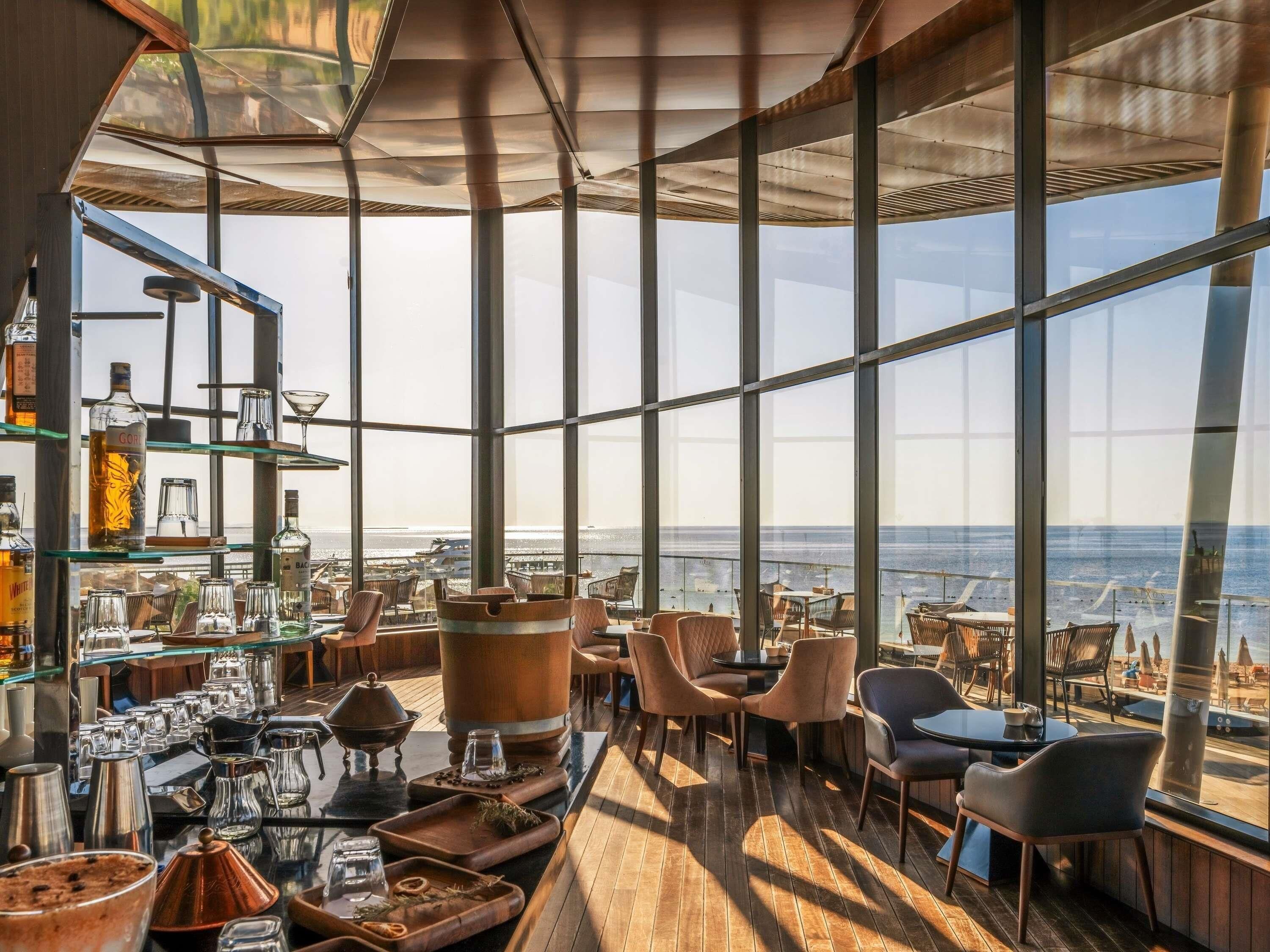 14 bares/lounges, 2 bares junto à piscina, um bar de praia 
