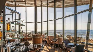 14 bares/lounges, 2 bares junto à piscina, um bar de praia