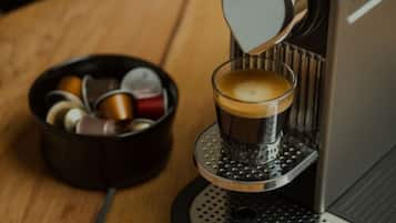 Máquina de café a servir café numa chávena.