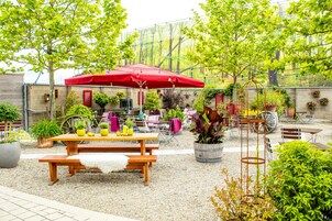 3 restaurantes, que servem almoços, jantares, também cozinha italiana 