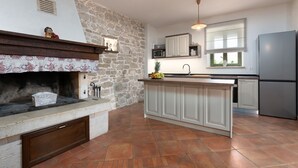 Casa | Cozinha privada | Uma cafeteira/bule, um frigorífico, um micro-ondas
