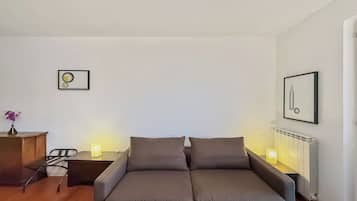 Estúdio Familiar, vista para a montanha, junto ao lago (Residenza Menaggio - Mimosa) | Sala de estar | Televisor de ecrã plano de 32 polegadas com canais digitais, televisor