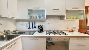 Estúdio Familiar, vista para a montanha, junto ao lago (Residenza Menaggio - Mimosa) | Cozinha privada | Um frigorífico, um micro-ondas, um forno, uma placa de cozinha