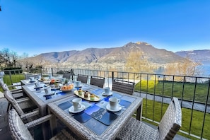 Apartamento família, 5 quartos, micro-ondas, ao lado da montanha (Casa Tulipano Grande) | Opções para refeição ao ar livre