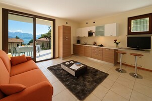 Apartamento Familiar, vários quartos, junto à montanha (Residence Eden Magnolia 13) | Sala de estar | Televisor de ecrã plano de 32 polegadas com canais por cabo, televisor 