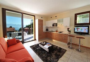 Apartamento Familiar, vários quartos, junto à montanha (Residence Eden Magnolia 13) | Cozinha privada | Um micro-ondas, uma placa de cozinha, uma máquina de lavar louça 