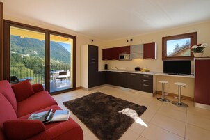 Apartamento Familiar, vários quartos, 2 casas de banho, junto à montanha (Residence Eden Azalea 3) | Cozinha privada | Um frigorífico/congelador grande, um micro-ondas, uma placa de cozinha