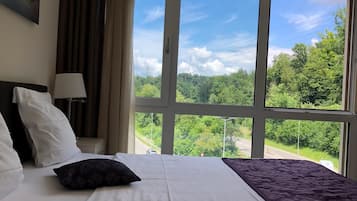 Quarto casal luxo | Roupas de cama premium, edredons de pluma, individualmente decorados