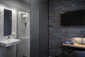 Quarto solteiro | Banheiro | Chuveiro, secador de cabelo, toalhas de banho 