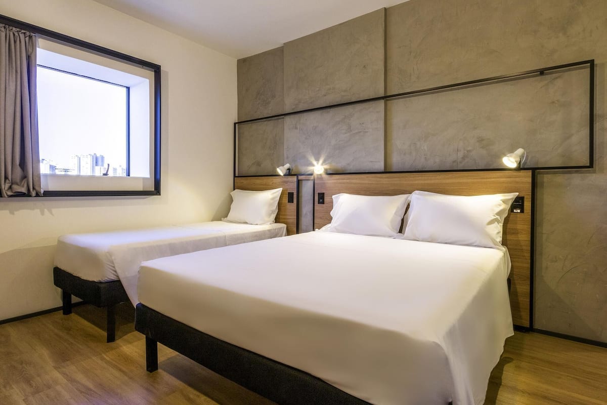 Apartamento, várias camas | Secretária, cortinas/cortinados opacos, quartos insonorizados
