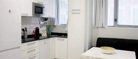 Estúdio standard | Cozinha privada | Refrigerador em uma área comum, micro-ondas em uma área comum, cooktop