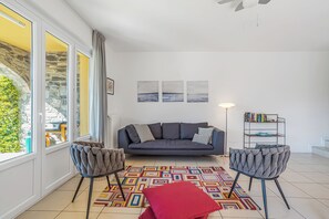 Villa Standard, vários quartos (Villa Tremezzo) | Sala de estar | Televisor de ecrã plano de 24 polegadas com canais via satélite 