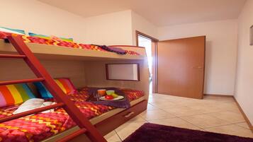 Apartamento Familiar, vários quartos, junto à montanha (Vista d'Oro Ulivo Apt. 4) | 2 quartos, ferro/tábua de engomar, Wi-fi, roupa de cama fornecida