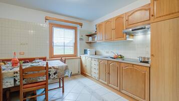 Apartamento família, vários quartos, 2 banheiros (Stella Alpina) | Cozinha privada | Geladeira, micro-ondas, cooktop, lava-louças