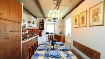 Apartamento família, vários quartos, 2 banheiros (Chalet San Valentino) | Cozinha privada | Micro-ondas, cooktop, lava-louças, cafeteira/chaleira