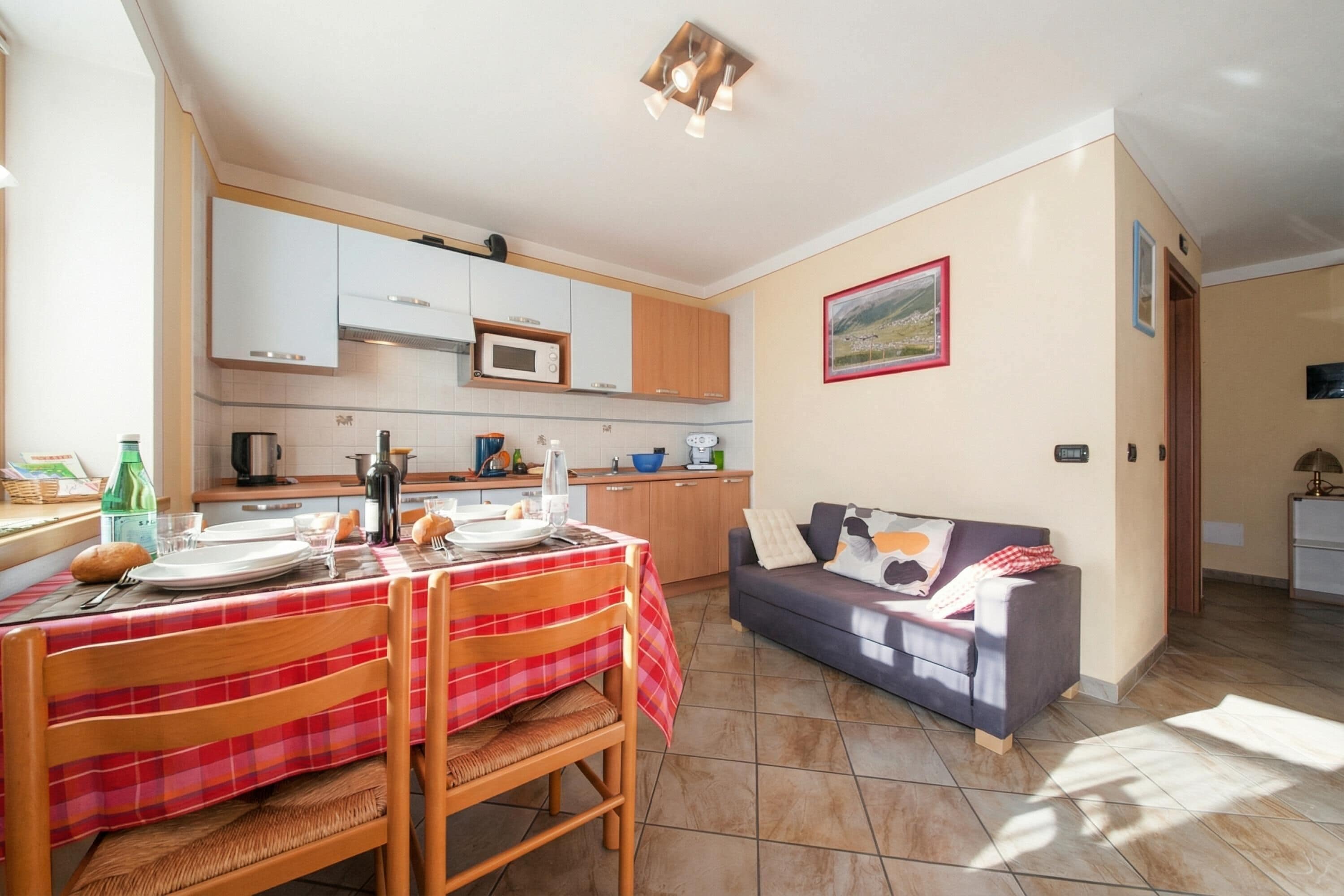 Apartamento família, 2 quartos, micro-ondas (Italia 2 Ski in-Ski out 50m) | Cozinha privada | Cafeteira/chaleira, geladeira, micro-ondas, cooktop