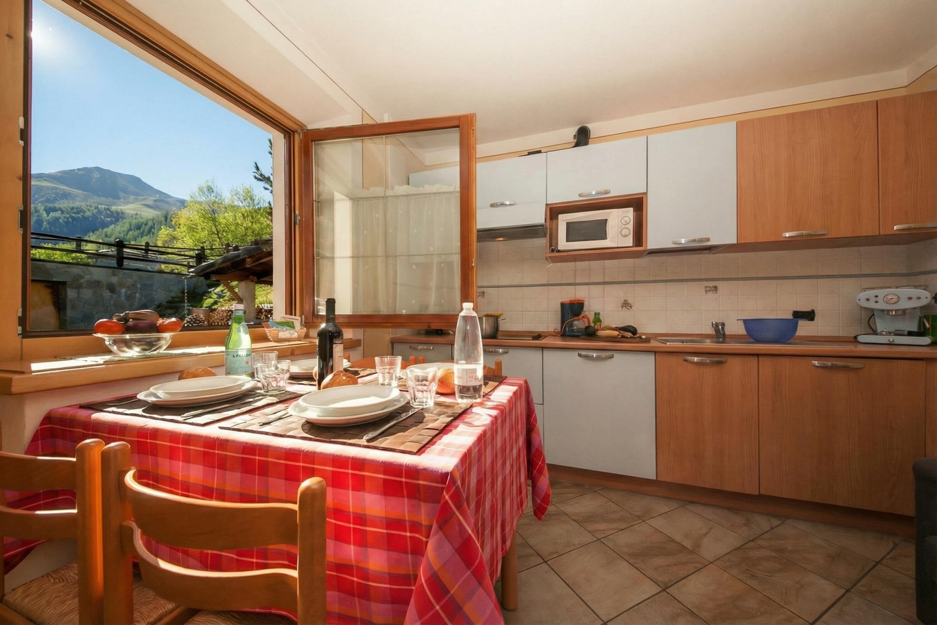 Apartamento família, 2 quartos, micro-ondas (Italia 2 Ski in-Ski out 50m) | Cozinha privada | Cafeteira/chaleira, geladeira, micro-ondas, cooktop