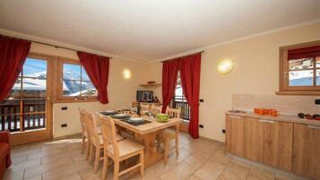 Apartamento Familiar, vários quartos, junto à montanha (Sponda Ski in- Ski out 50m) | Sala de jantar