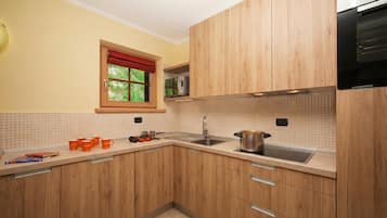 Apartamento família, vários quartos, ao lado da montanha (Sponda Ski in- Ski out 50m) | Cozinha privada | Micro-ondas, fogão, cooktop, lava-louças