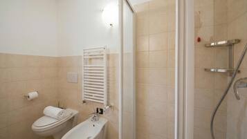 Apartamento Familiar, 2 quartos, varanda, junto à montanha (Sponda Ski in- Ski out 50m) | Casa de banho | Um polibã, um chuveiro fixo, um bidé, toalhas fornecidas