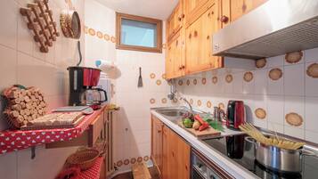 Apartamento Familiar, vários quartos, junto à montanha (Arianna) | Cozinha privada | Um micro-ondas, um forno, uma placa de cozinha, uma cafeteira/bule